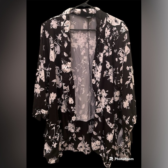 Robert Louis | Tops | Robert Louis Black And White Floral Threequarter ...